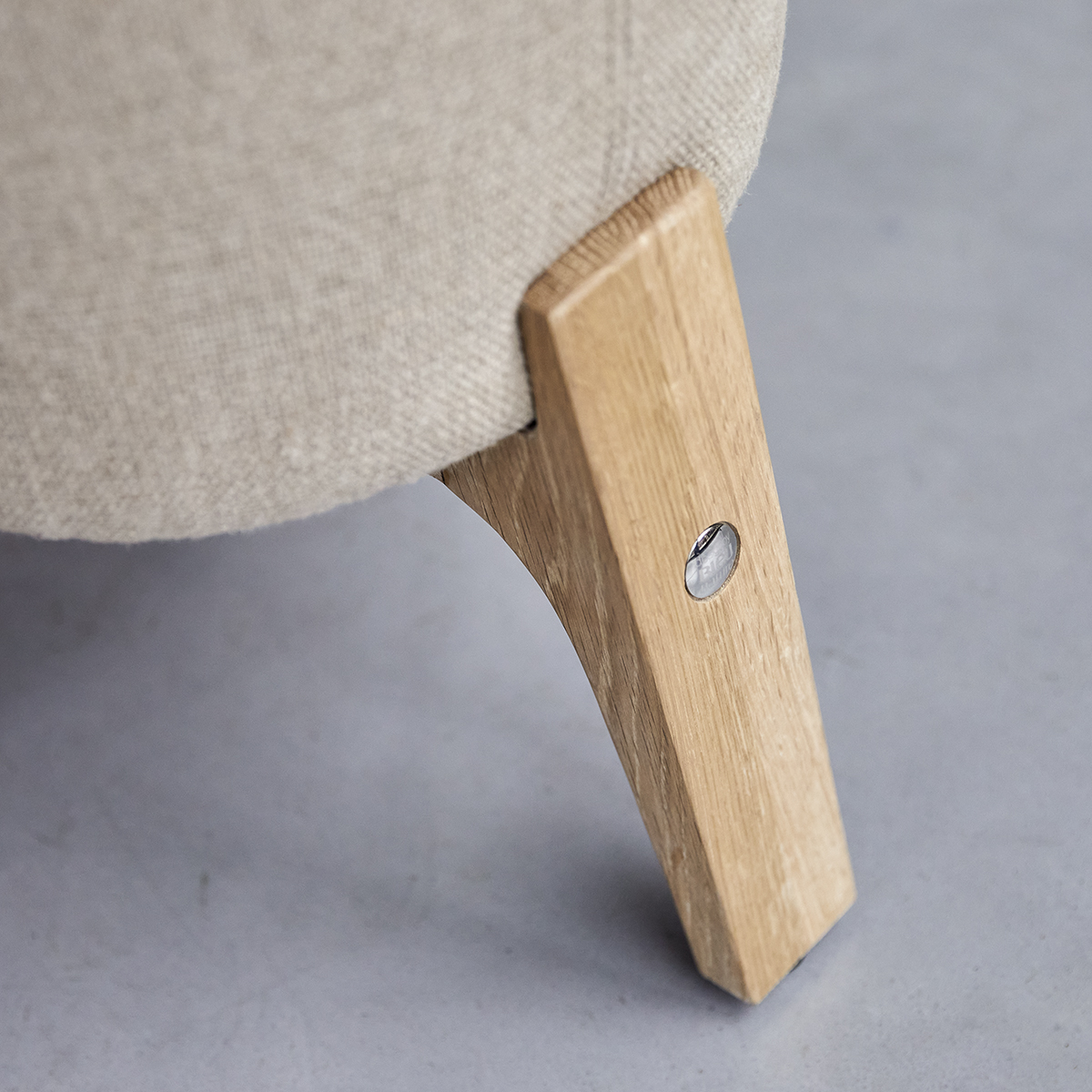 Hocker aus Eiche und Leinen - Sitzmöbel für das Wohnzimmer